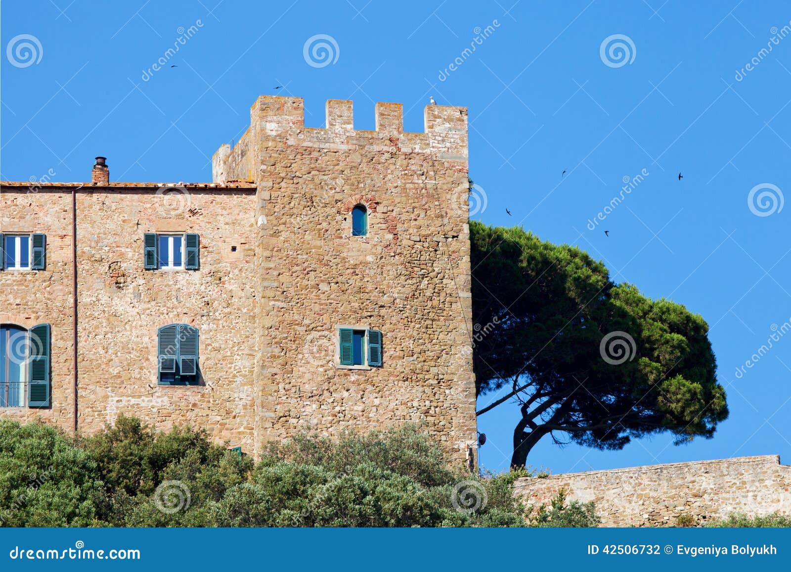 Vecchia Fortezza Di Rocchette, Italia Fotografia Editoriale - Immagine ...