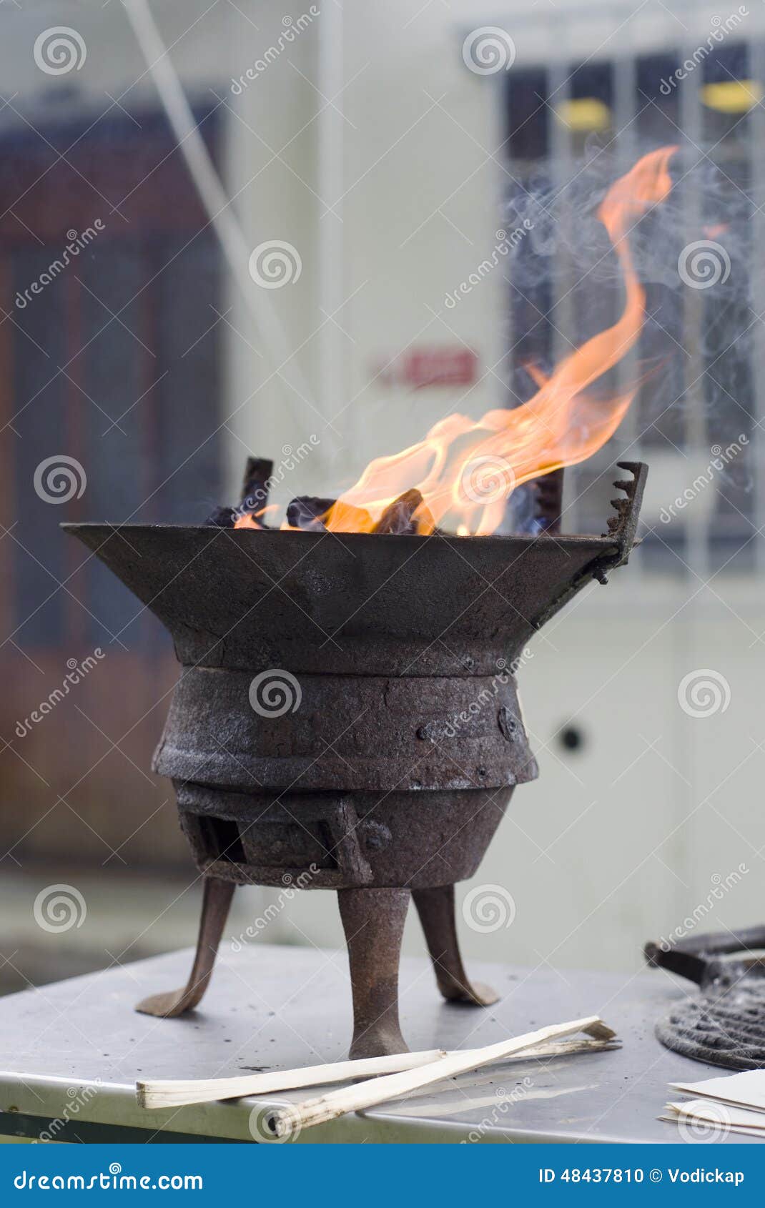 Vecchia griglia con fuoco fotografia stock. Immagine di distendasi ...