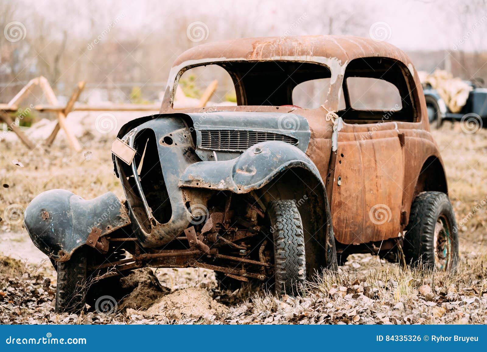 Vecchia Guerra Mondiale Rotta Di Rusty Car Abandoned during Second ...