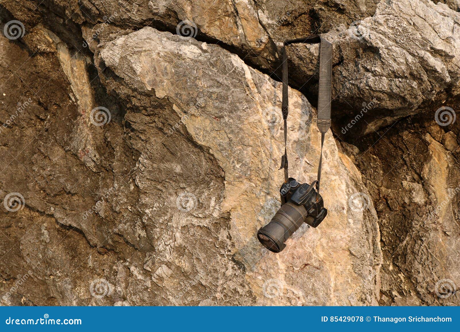 Vecchia Macchina Fotografica Che Appende Sulla Roccia Fotografia Stock ...