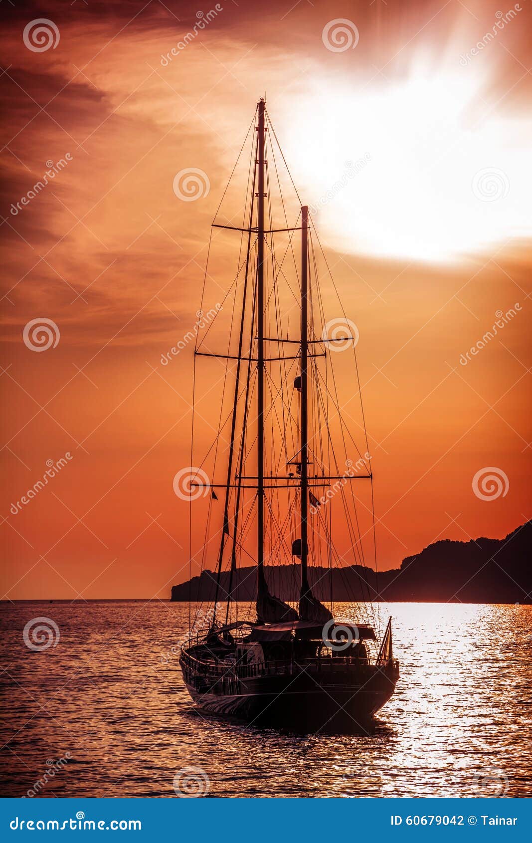 Barca Vela Che Naviga Al Tramonto Foto Stock - Download 42 Royalty Free ...