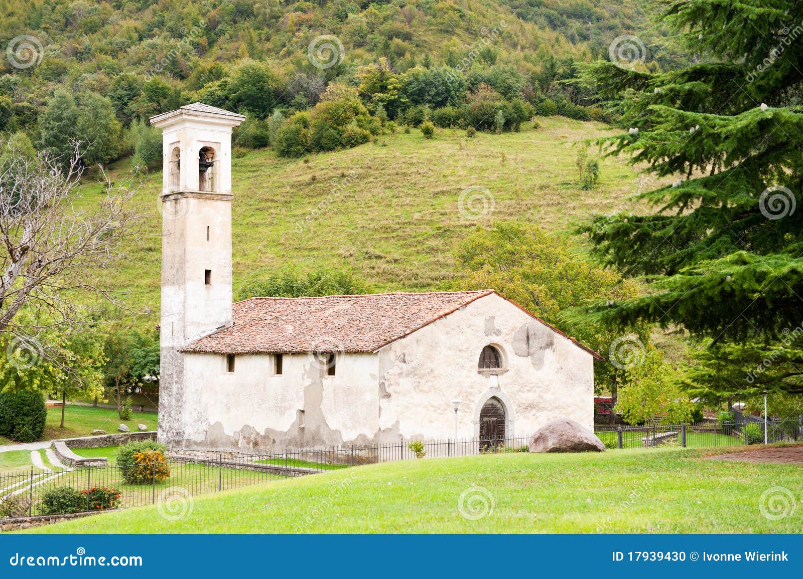 Vecchia Piccola Chiesa Italiana Fotografia Stock - Immagine di ...