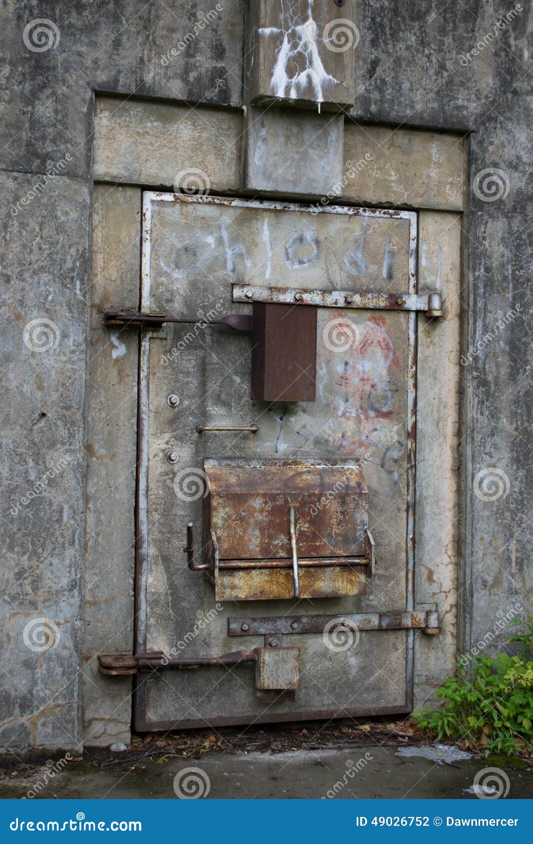Vecchia Porta Del Bunker Di Guerra Fotografia Stock - Immagine di ...
