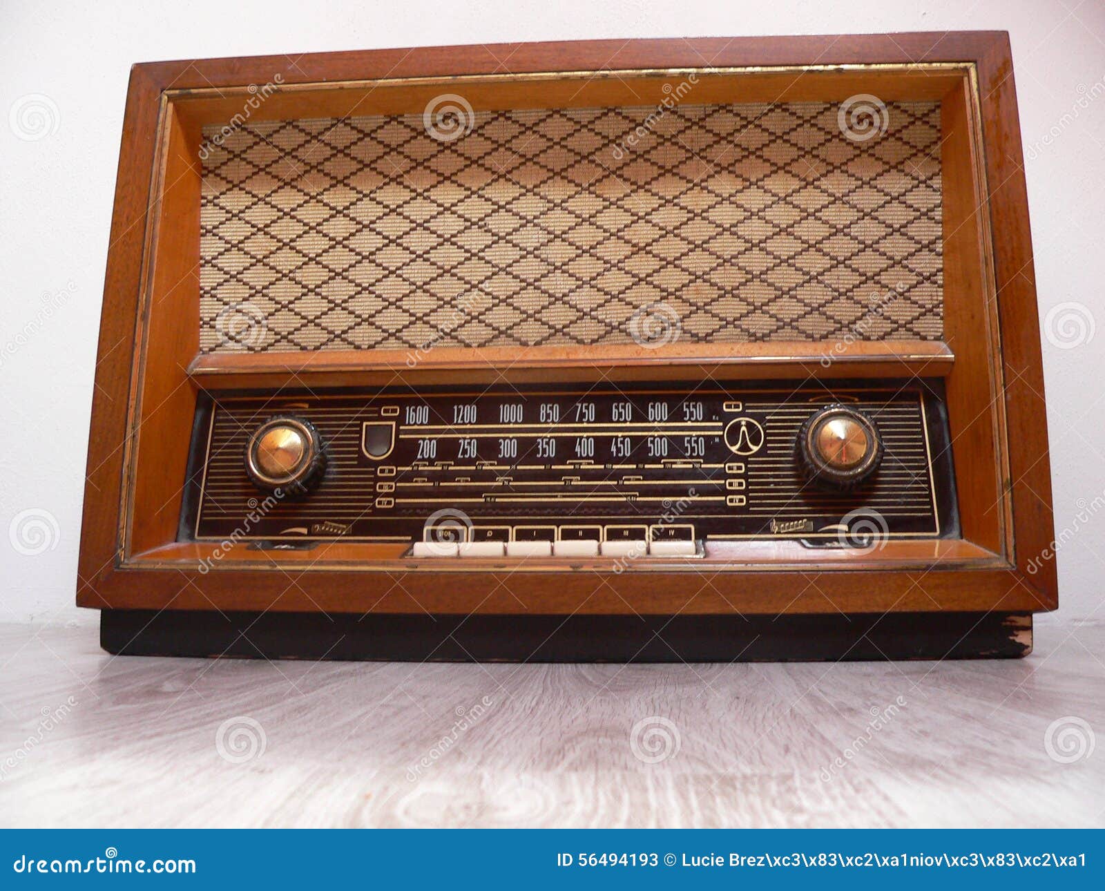 Vecchia retro radio immagine stock. Immagine di audio - 56494193