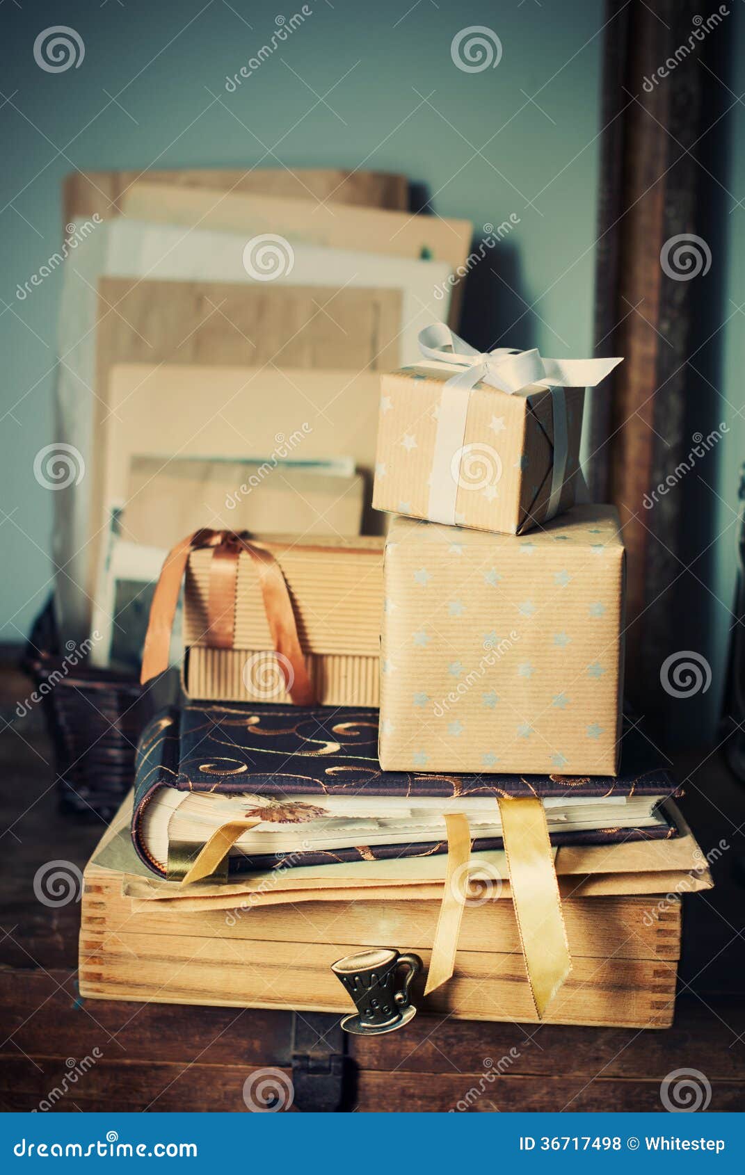 Vecchia Roba Con L'appunto, Immagine Tonificata Fotografia Stock ...