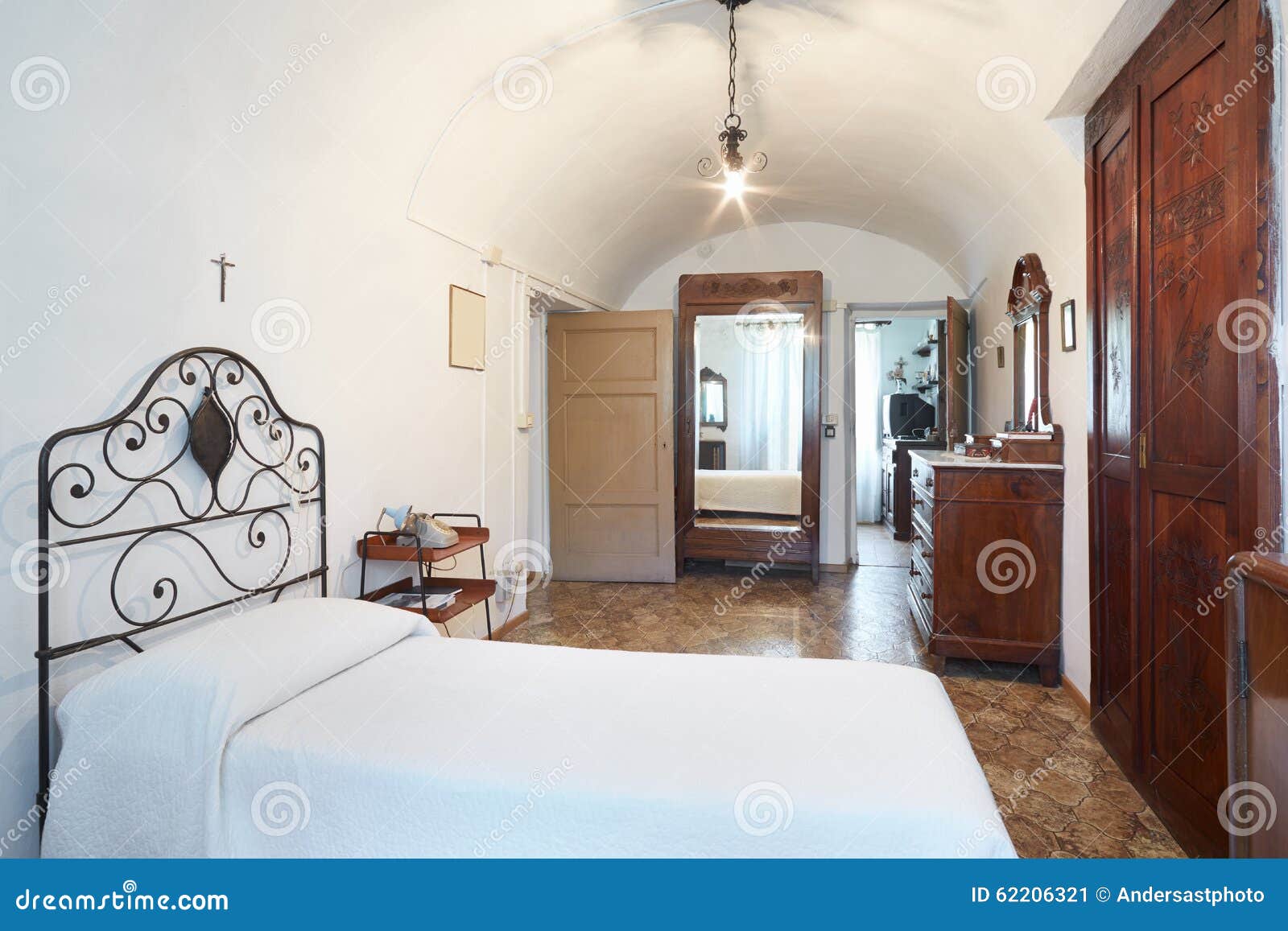 Vecchia, Singola Camera Da Letto in Casa Antica Immagine Stock ...