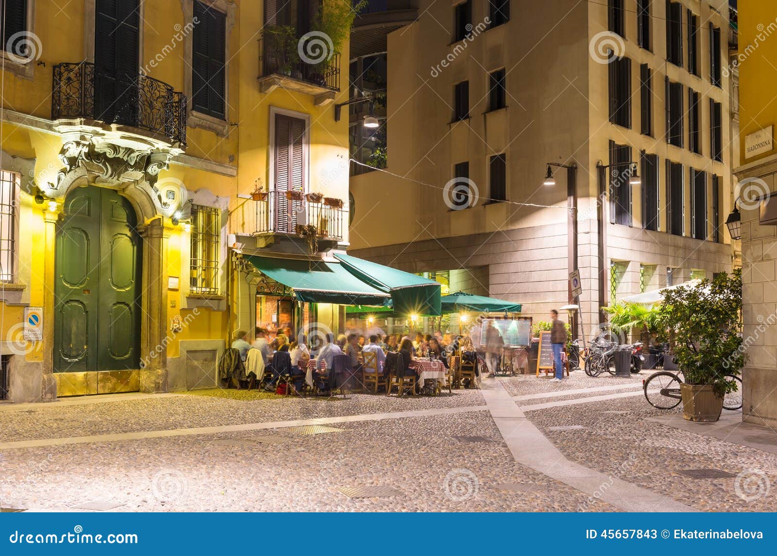 Vecchia Via a Milano Alla Notte Immagine Stock - Immagine di alimento ...