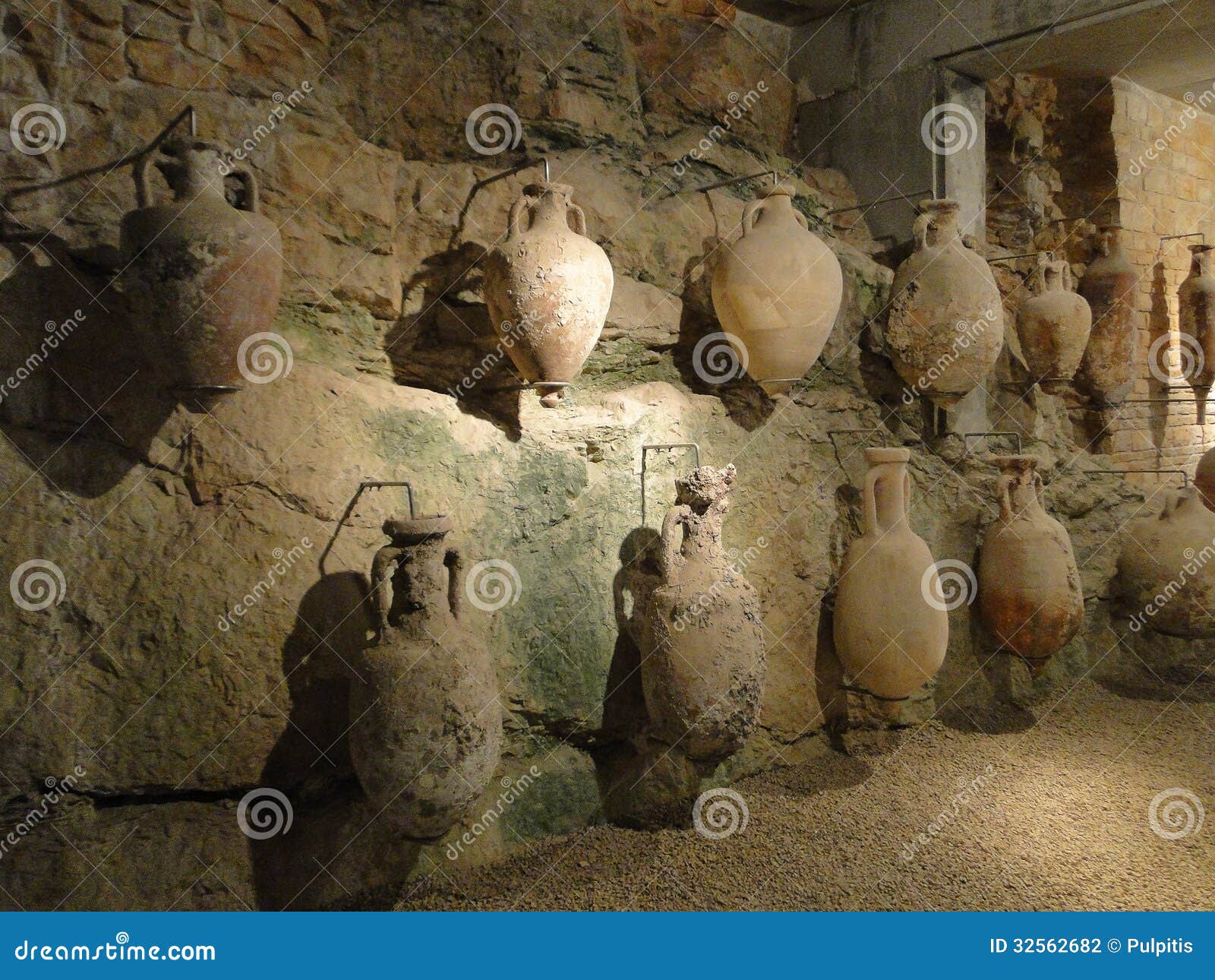 Vecchie Anfore Fatte Dai Romani Nell'antichità, in Pola Fotografia ...