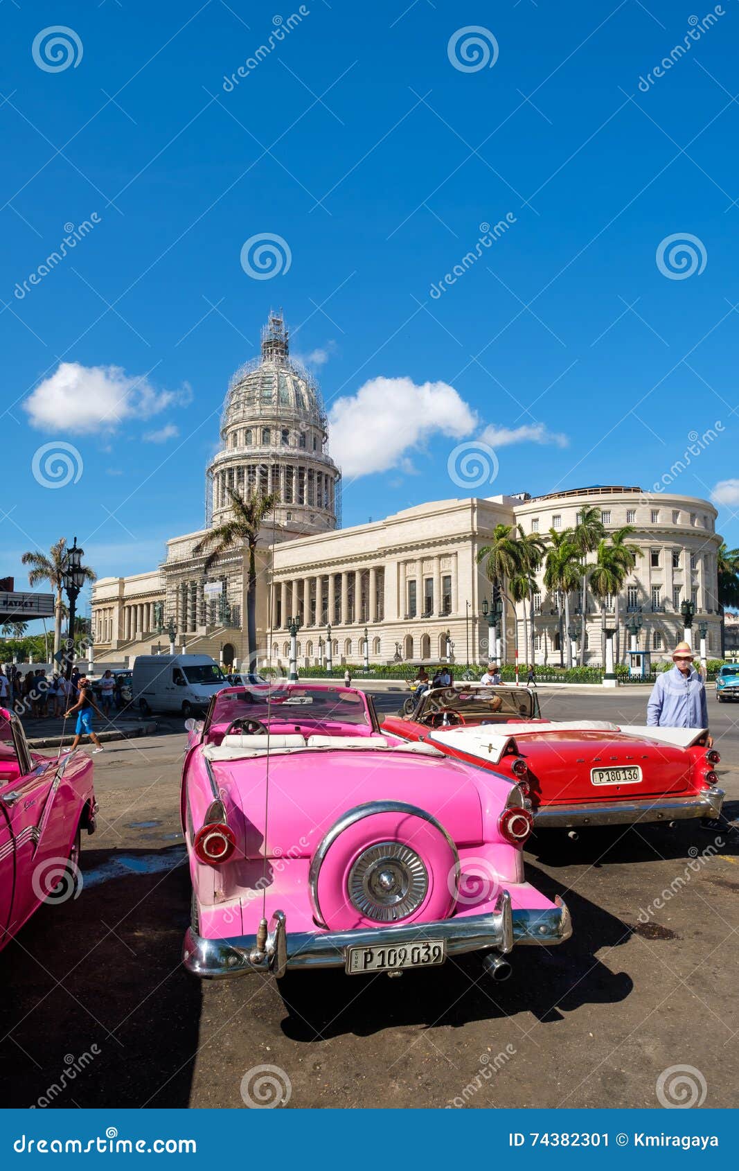 Vecchie Automobili Classiche Vicino Al Campidoglio a Vecchia Avana ...