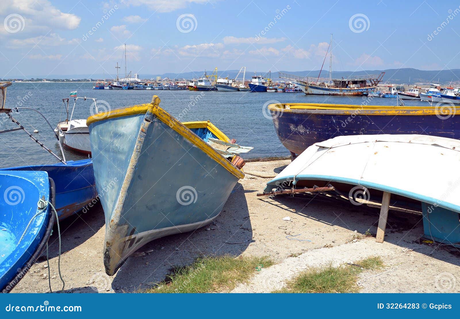 Vecchie barche al porto immagine stock. Immagine di litoraneo - 32264283