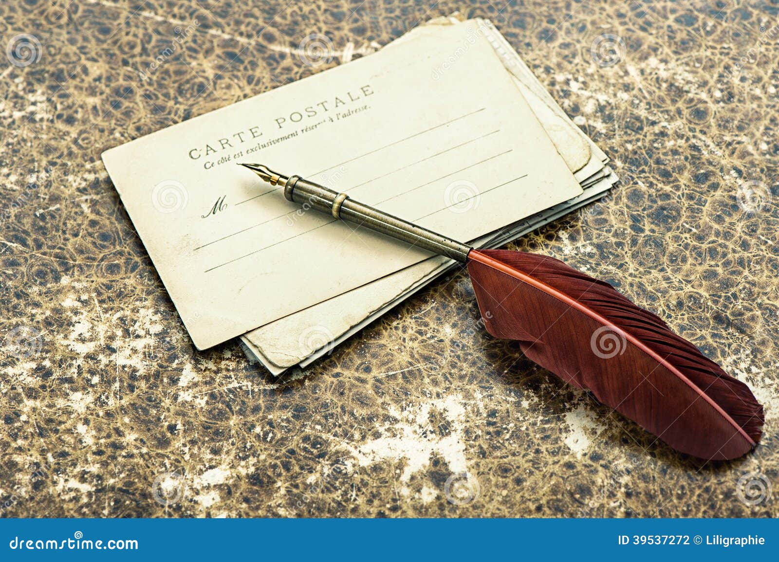 Vecchie Cartoline E Penna Antica Della Piuma Dell'inchiostro Fotografia ...