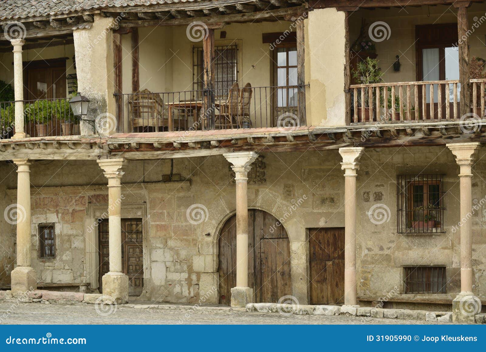 Vecchie Case Con Il Balcone Sulle Colonne Fotografia Stock - Immagine ...