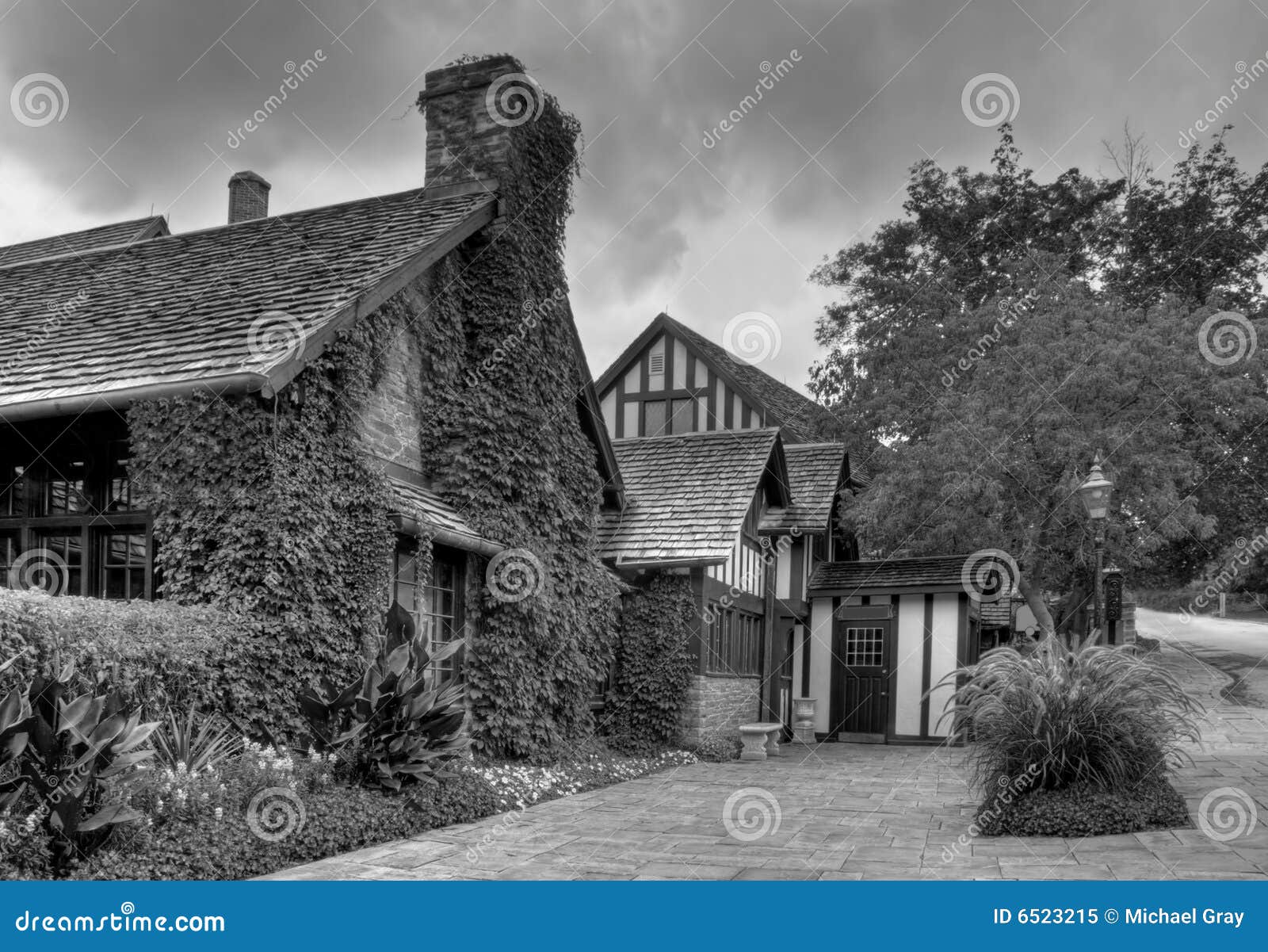 Vecchie Case Del Villaggio in in Bianco E Nero Immagine Stock ...