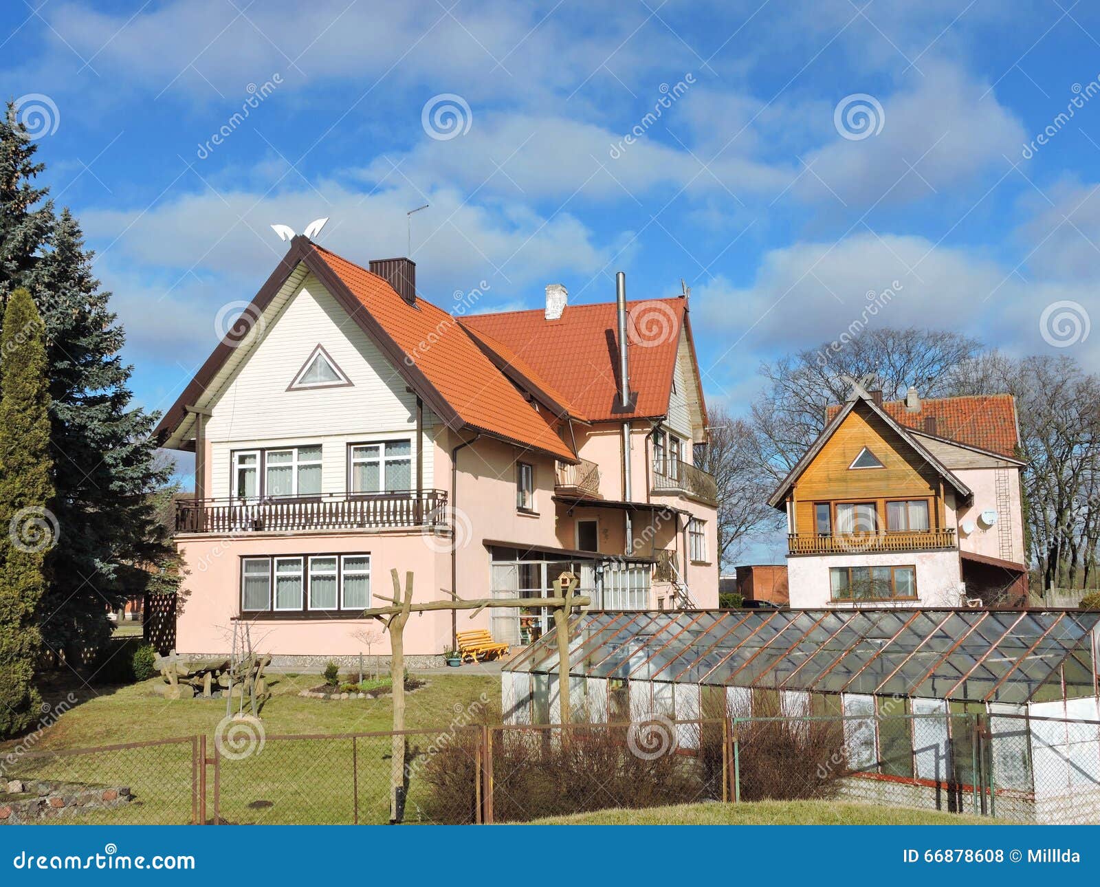 Vecchie case, Lituania fotografia stock. Immagine di vivere - 66878608