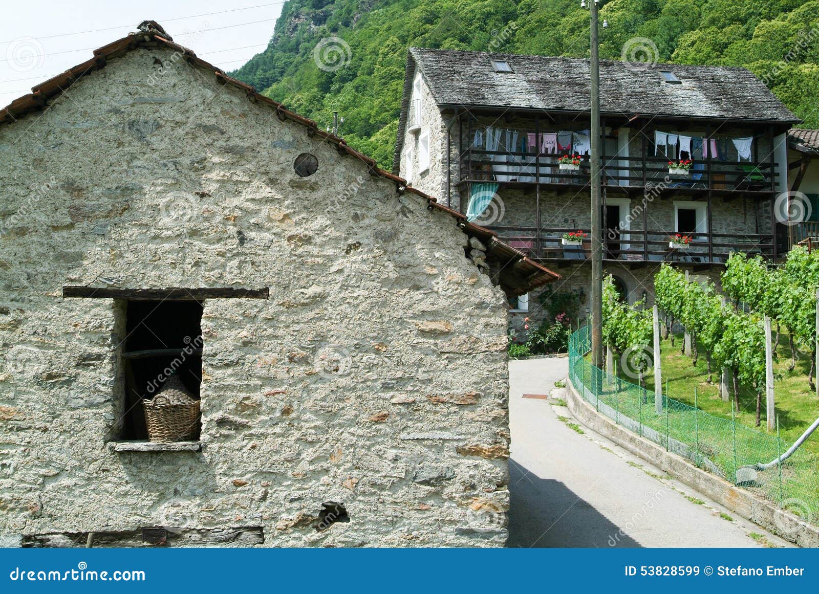 Vecchie Case Rurali Al Villaggio Di Lottigna Immagine Stock - Immagine ...