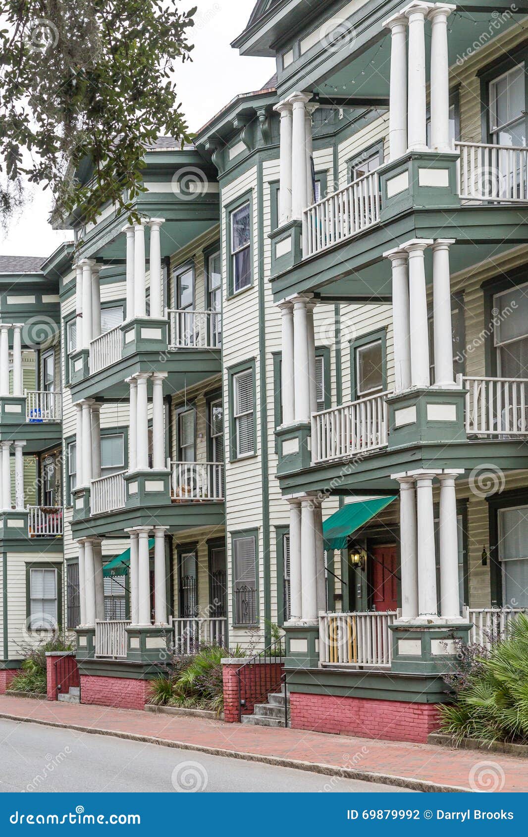 Vecchie Case Verdi E Bianche Con Le Colonne Ed I Balconi Fotografia ...