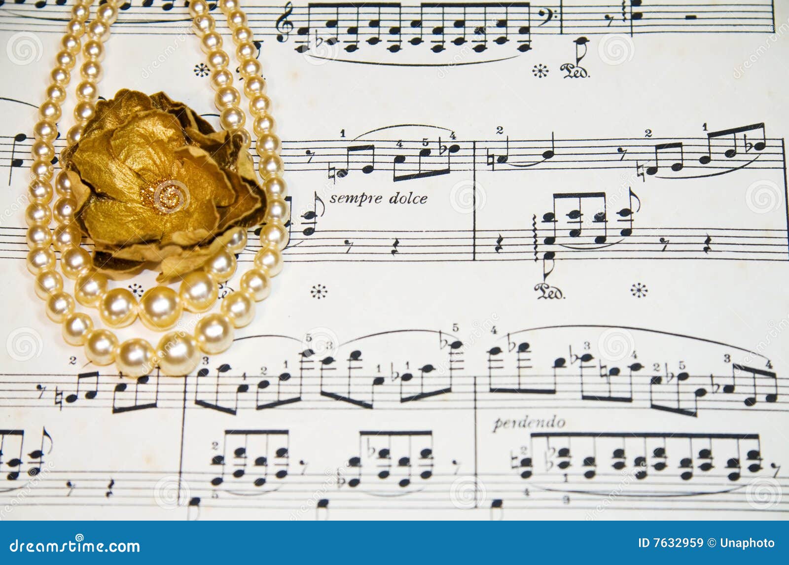 Vecchie Note Di Musica Classica Con Le Perle Dell'annata Immagine Stock ...