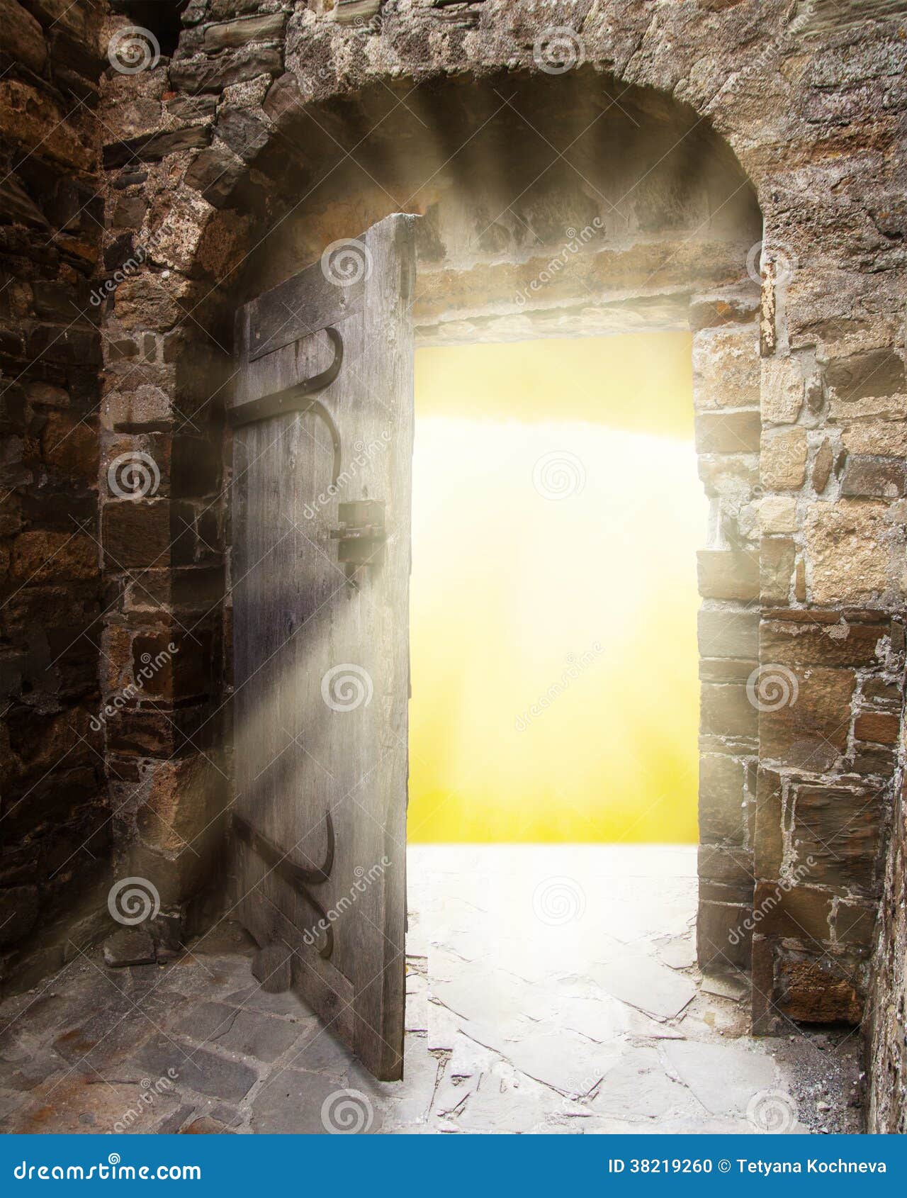 Vecchie Porte E Luce Intensa Dal Porto Illustrazione di Stock ...