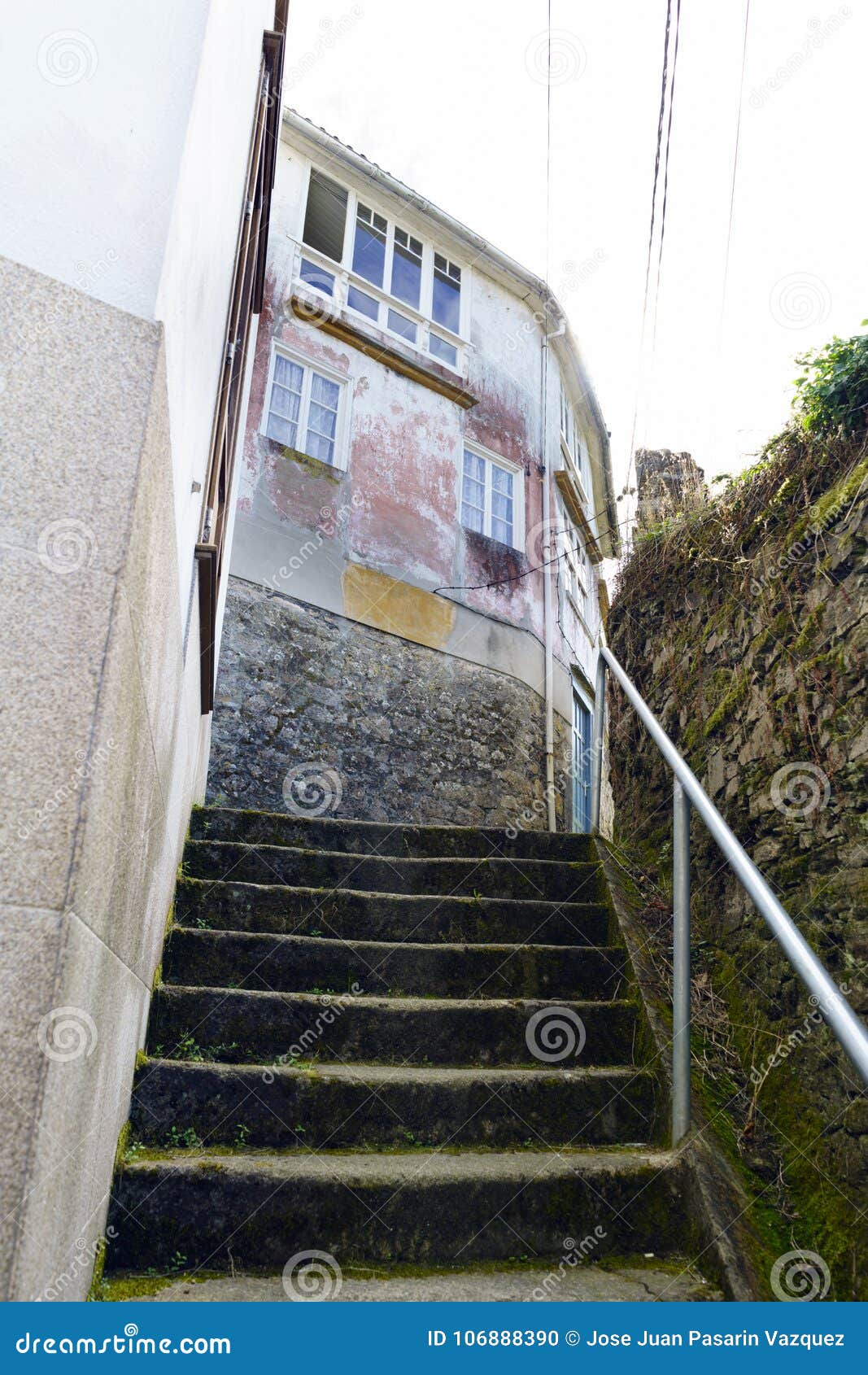 Vecchie Scale Di Pietra Indossate Per Uso in Una Vicinanza Di Vecchi Wi ...