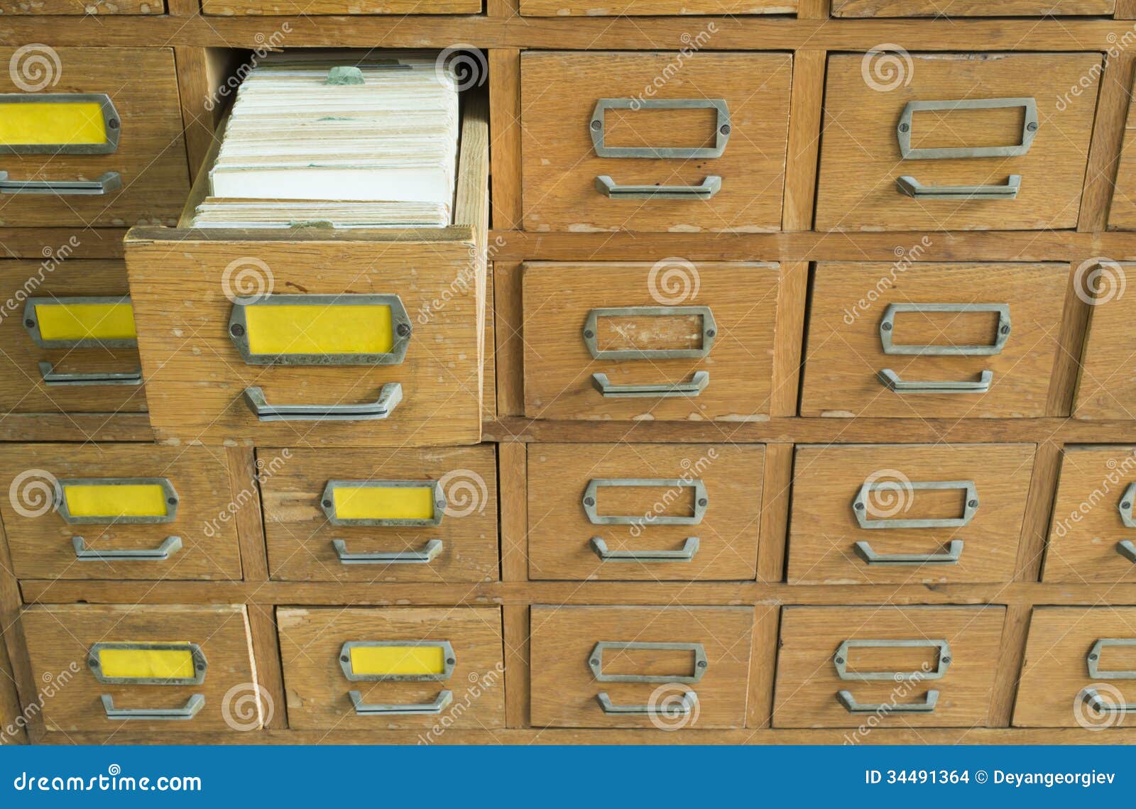 Vecchio Archivio Con I Cassetti Fotografia Stock - Immagine di ...