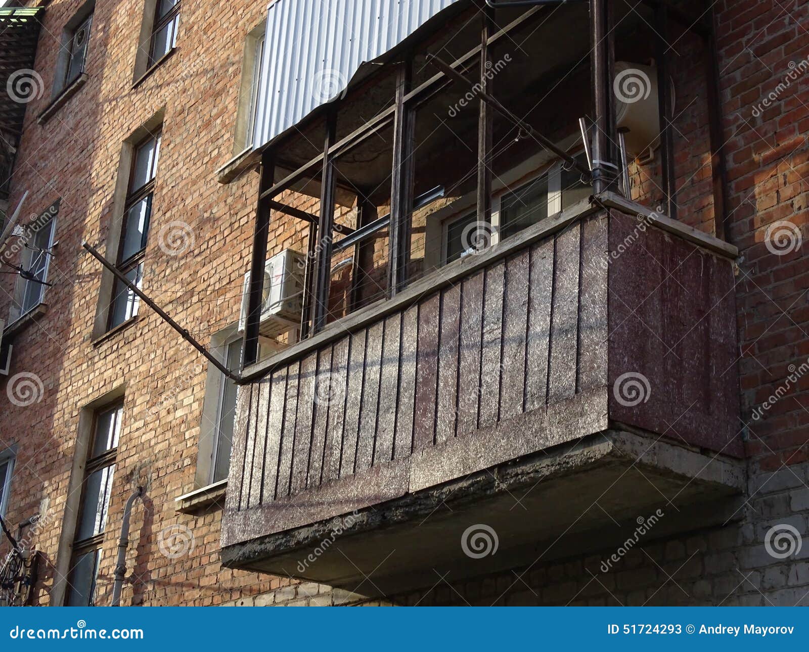 Vecchio balcone decrepito immagine stock. Immagine di vecchio - 51724293