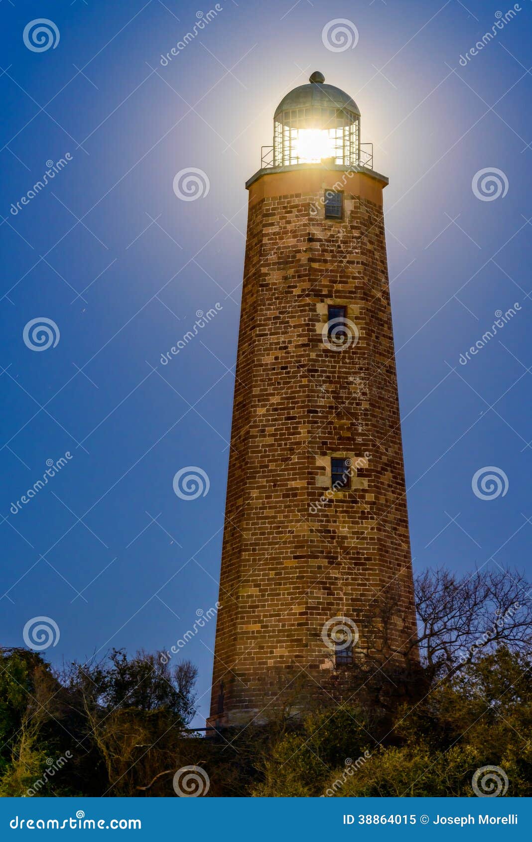 Vecchio Capo Henry Lighthouse Con La Luna Immagine Stock - Immagine di ...