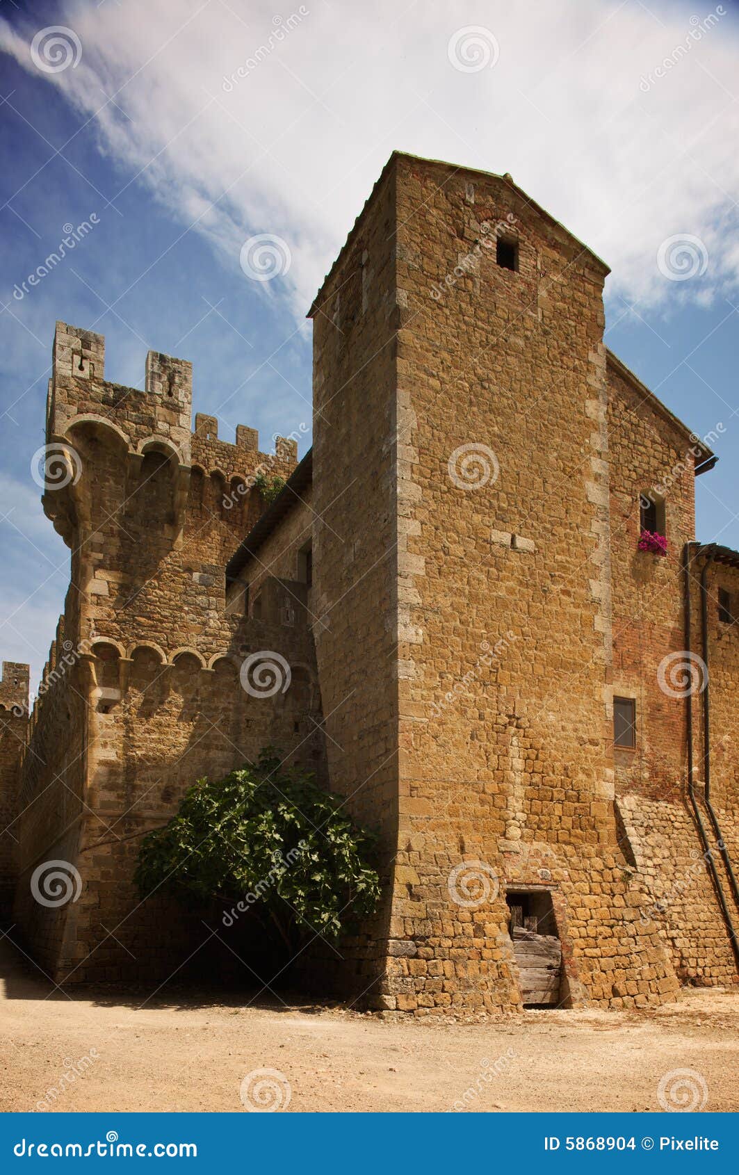 Vecchio Castello Italiano in Toscana Fotografia Stock - Immagine di ...