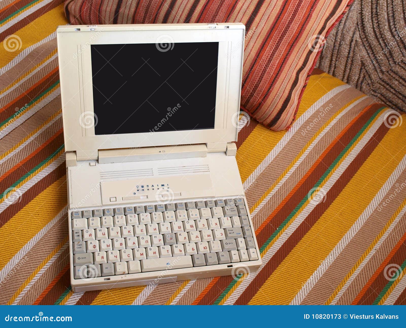 Vecchio computer portatile immagine stock. Immagine di portatile - 10820173