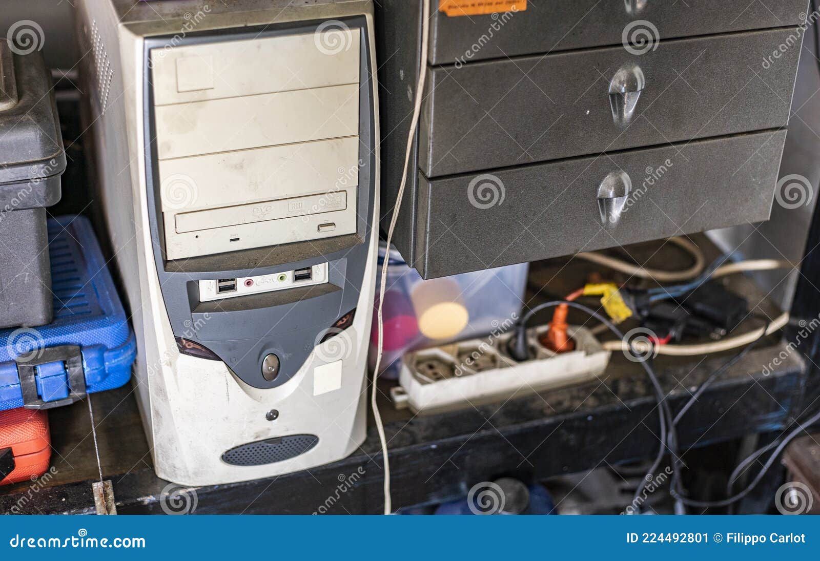 Vecchio Computer Spazzatura Immagine Stock - Immagine di obsoleto ...