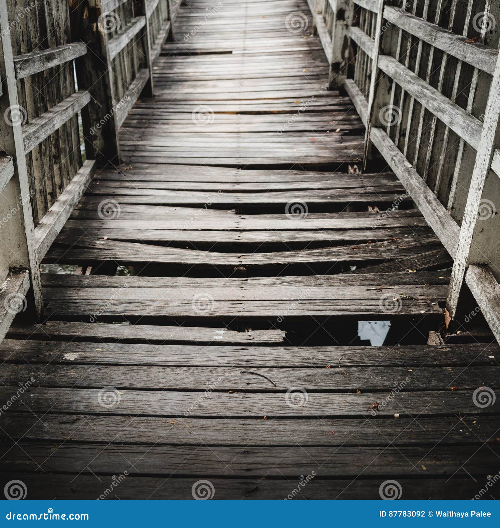 Vecchio E Ponte Di Legno Rotto Fotografia Stock - Immagine di esterno ...