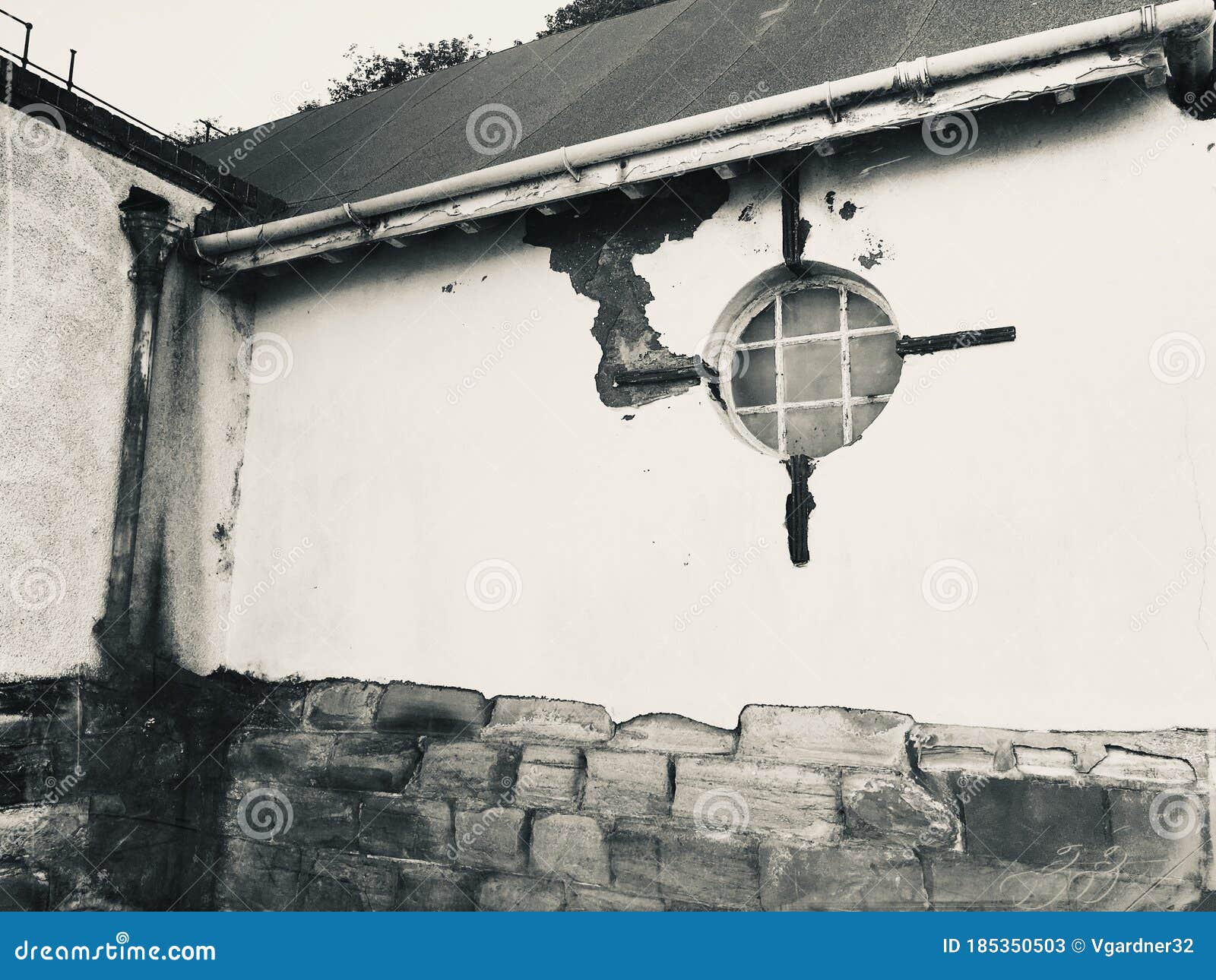 Vecchio Edificio a Decrepito Con Una Finestra Rotonda Immagine Stock ...