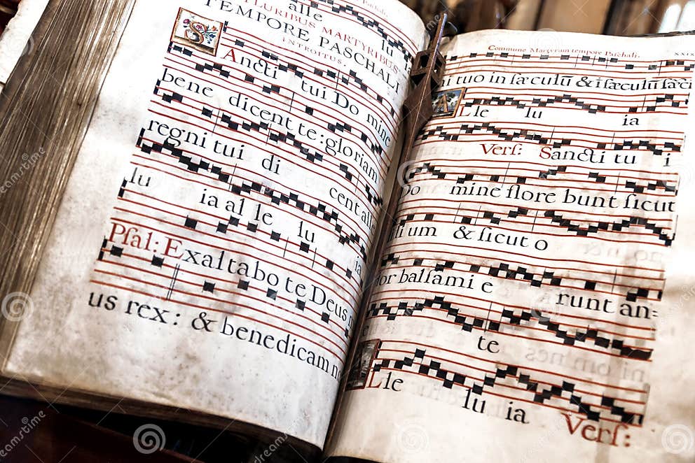 Vecchio Innario-libro Della Chiesa Fotografia Stock - Immagine di raccolga, coro: 48955692
