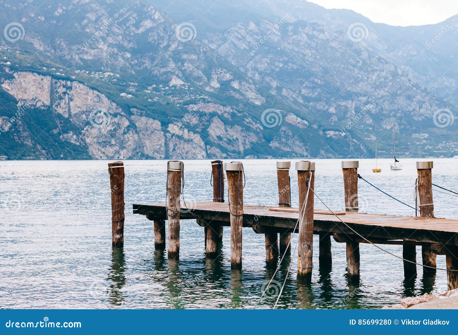 Vecchio Molo Di Legno Sul Lago Garda Fotografia Stock - Immagine di ...
