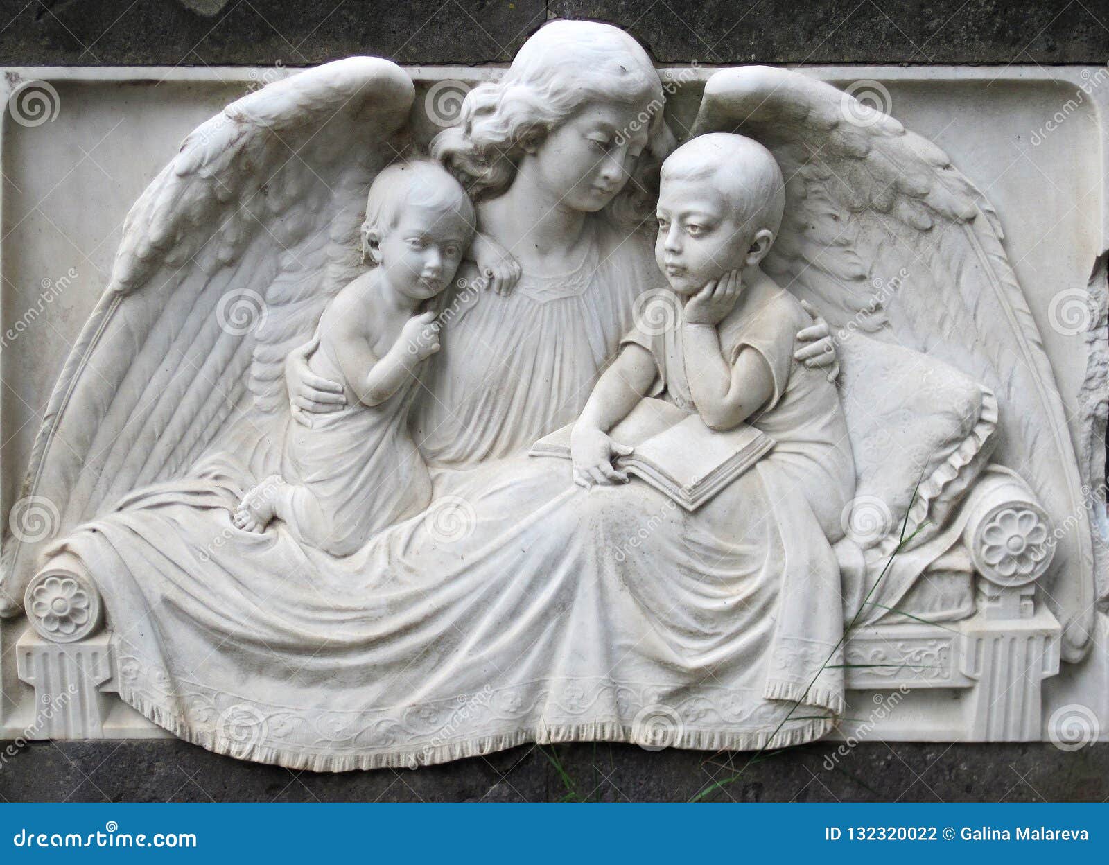 Vecchio Monumento, Angelo Con I Bambini Fotografia Stock - Immagine di ...