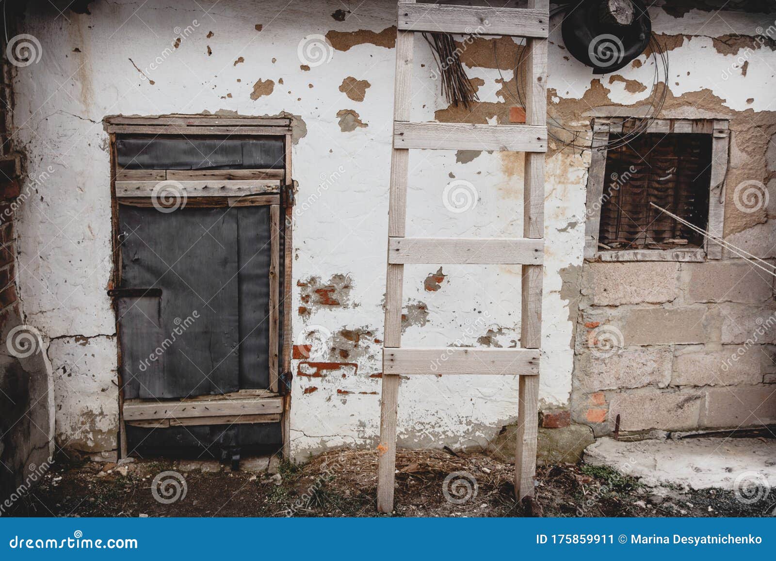 Vecchio Muro Bianco Di Una Casa Con Vernice Sbucciata E Una Vecchia ...