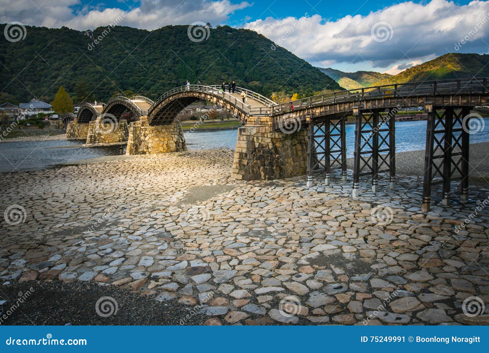 Vecchio Ponte Di Legno Di KINTAI Fotografia Editoriale - Immagine di ...