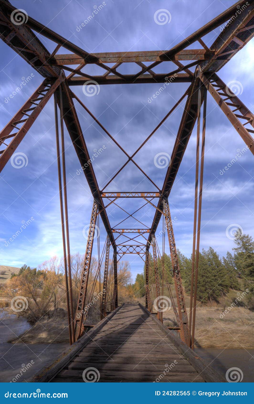 Vecchio Ponticello D'acciaio. Immagine Stock - Immagine di ponticello ...