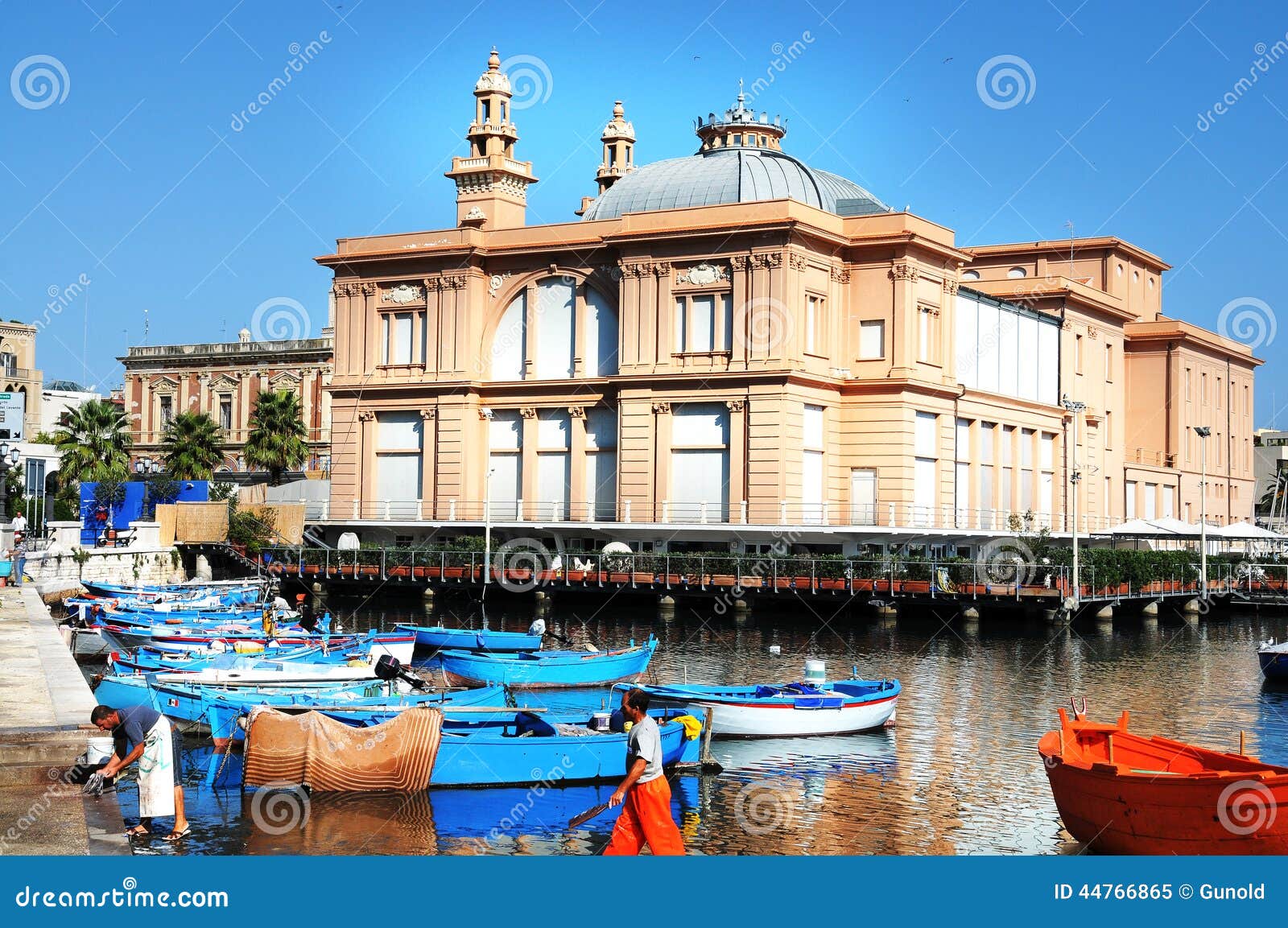 Vecchio porto a Bari immagine editoriale. Immagine di aggancio - 44766865