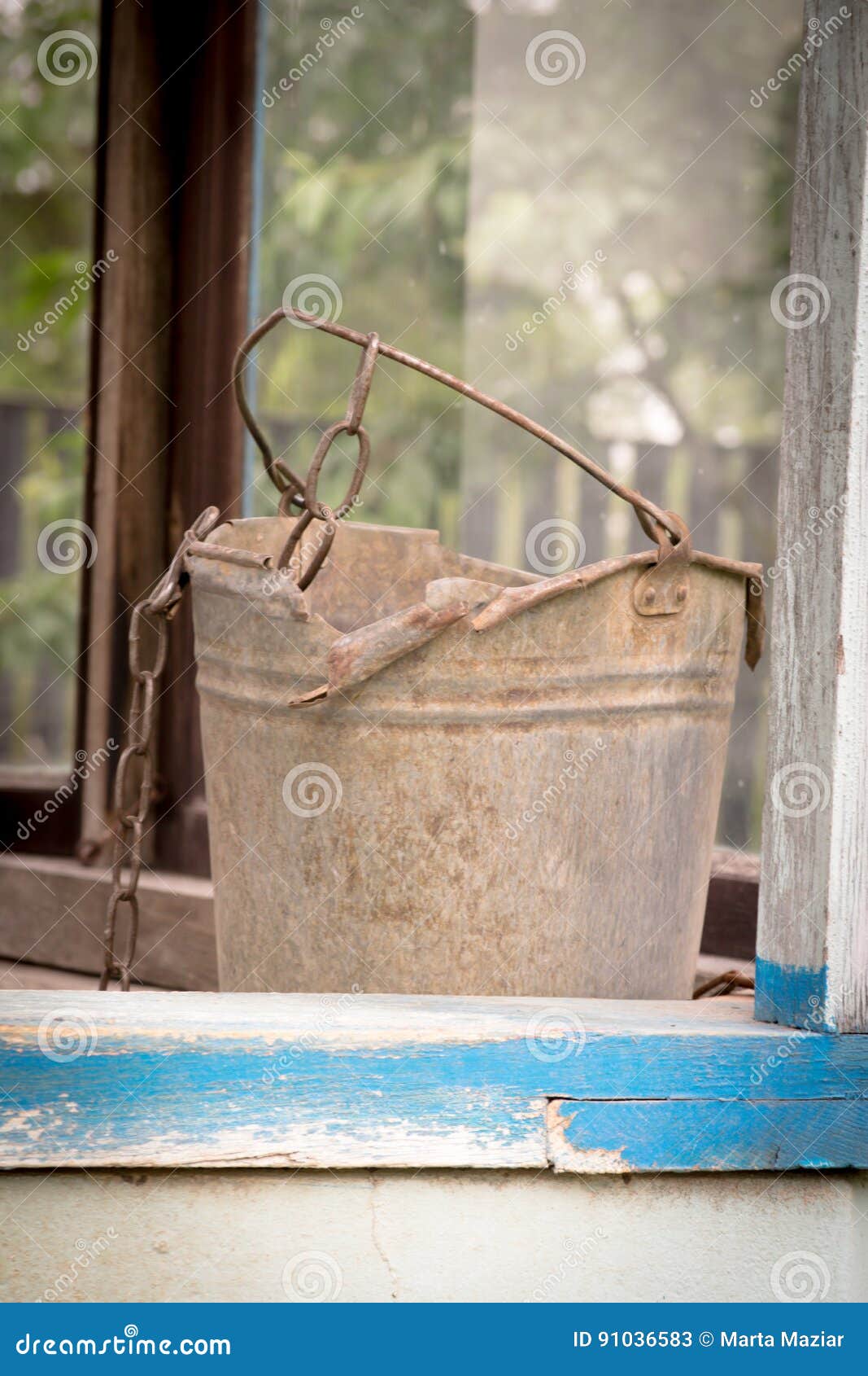 Vecchio Secchio Metallico Sul Pozzo D'acqua Immagine Stock - Immagine ...