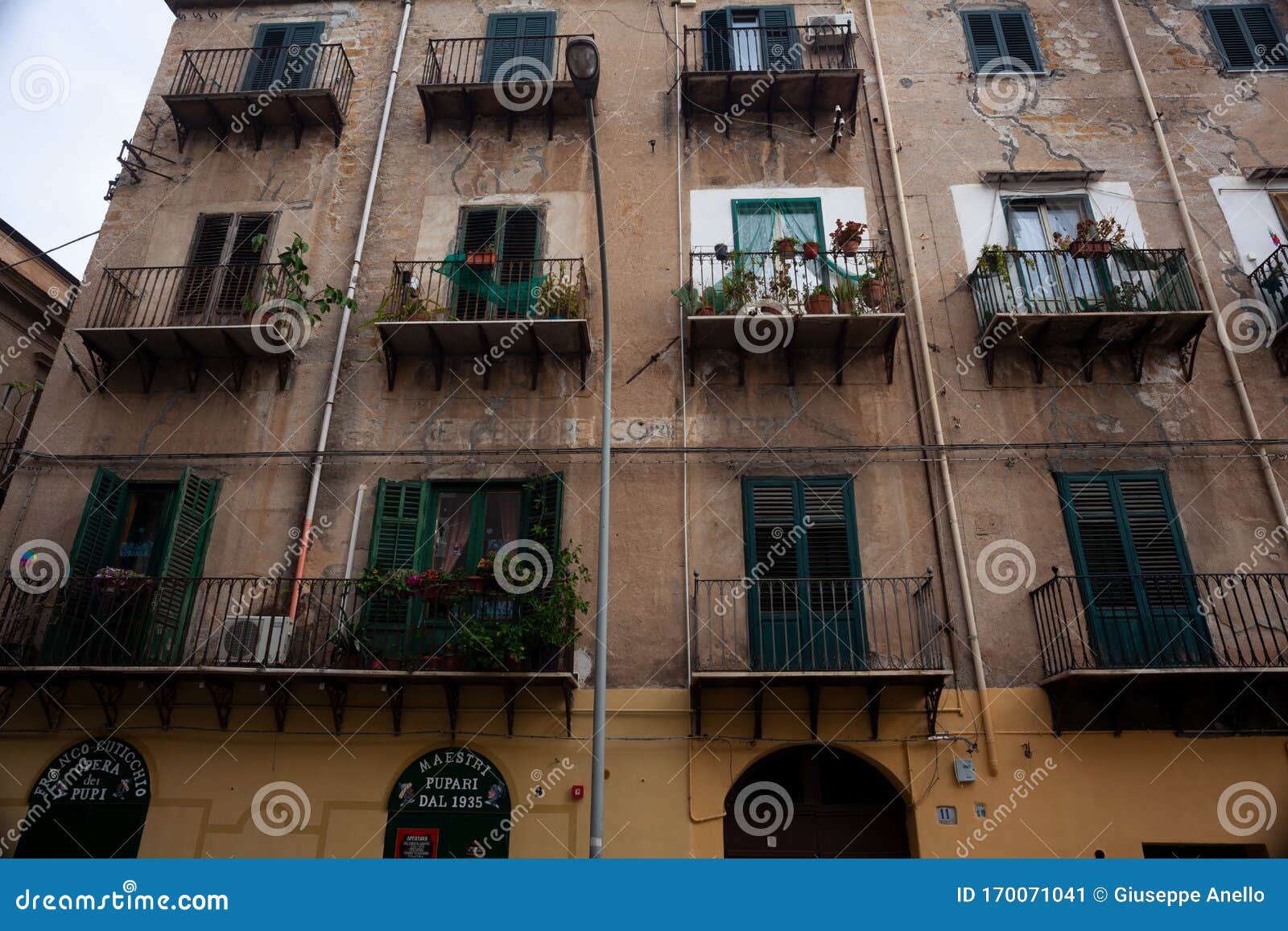 Vecchio Slogan Fascista Sulla Facciata Di Un Edificio Fotografia ... Vecchio Slogan Fascista Sulla Facciata Di Un Edificio Fotografia ...