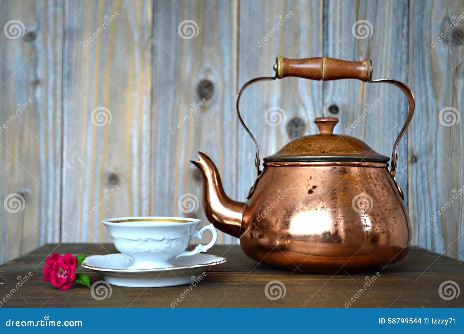 Vecchio Tazza Da the Di Rame Della Porcellana E Della Teiera Fotografia ...