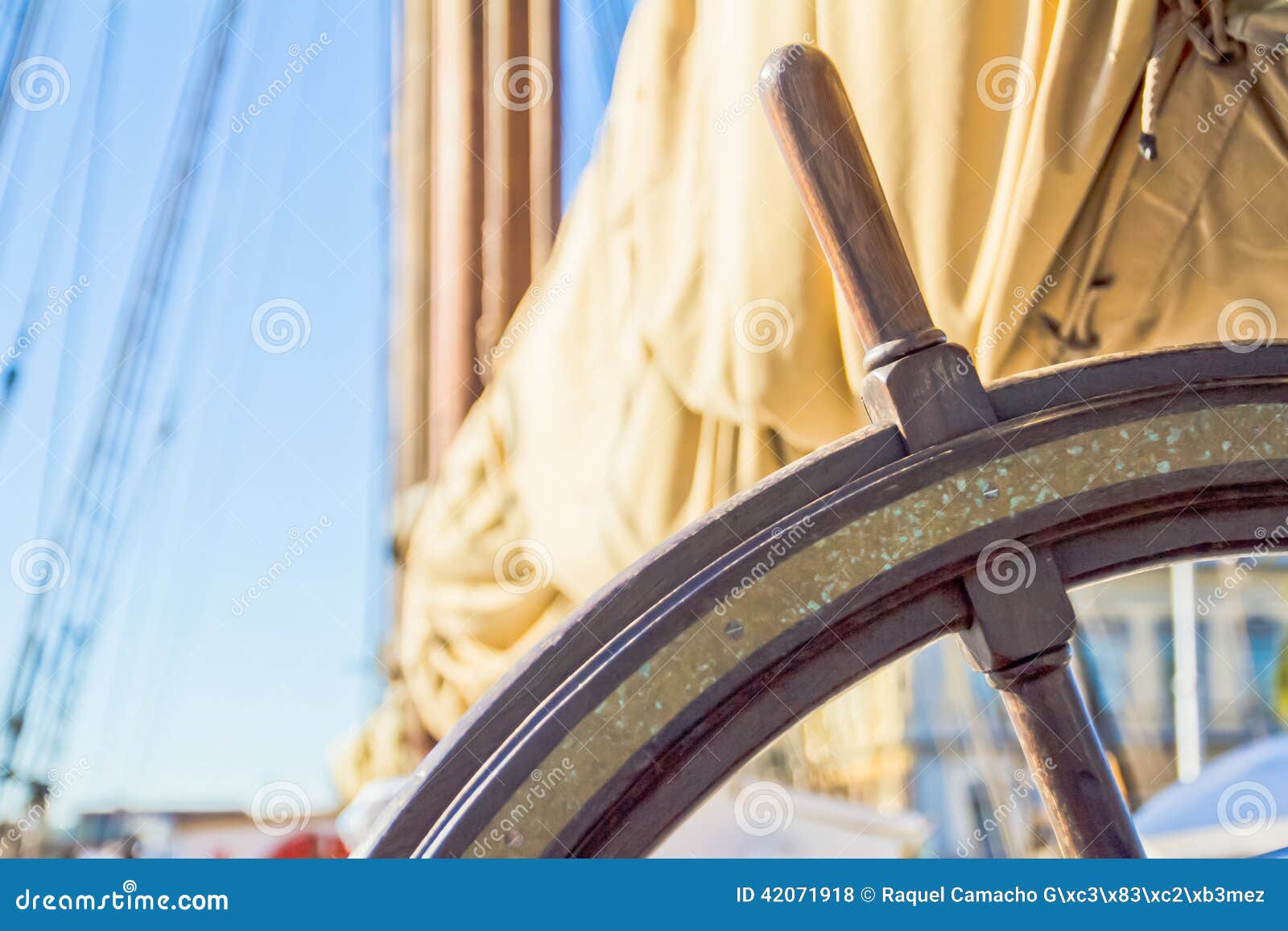 Vecchio timone della barca fotografia stock. Immagine di legno - 42071918