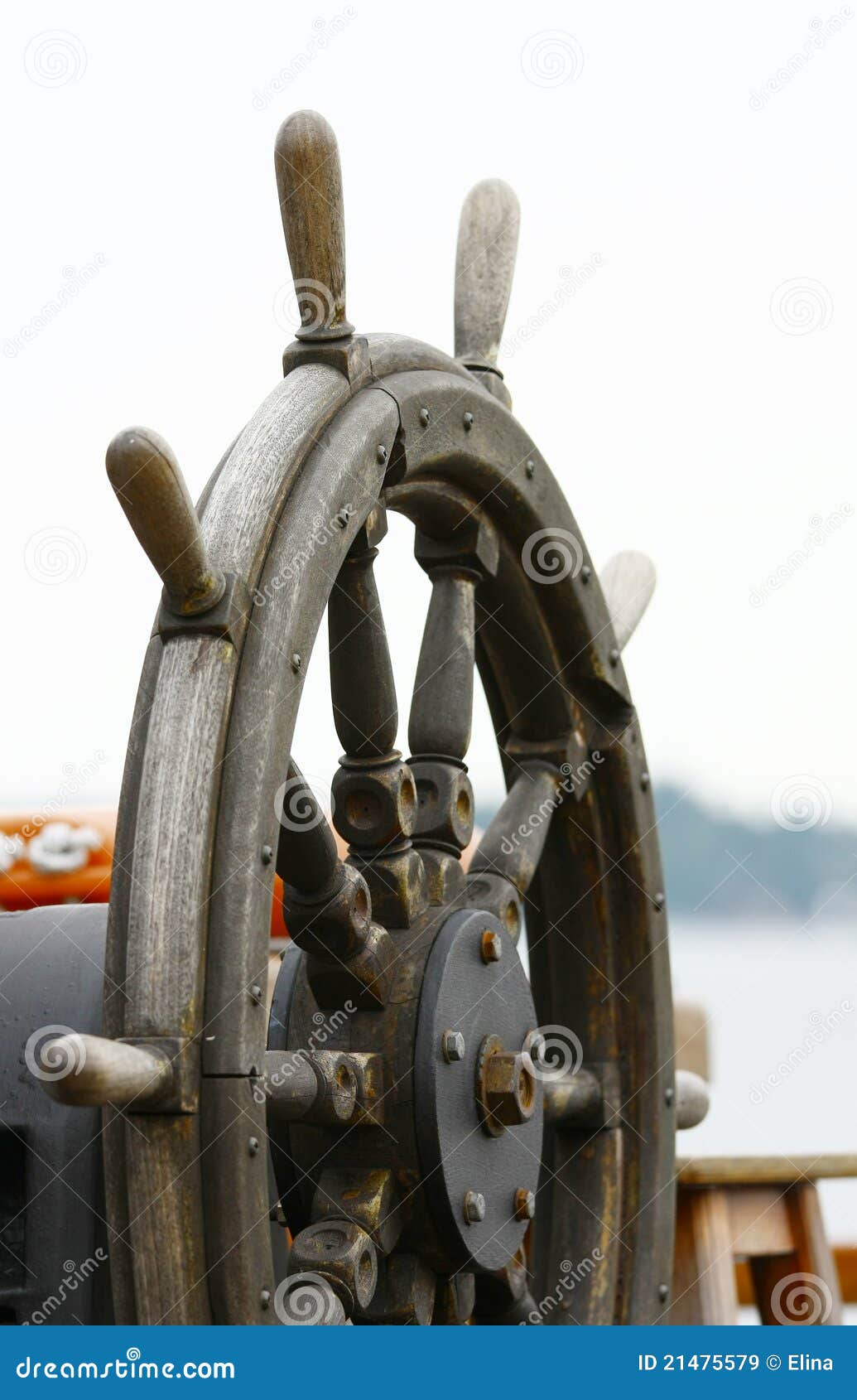 Vecchio Timone Di Legno Della Nave Immagine Stock - Immagine di ...