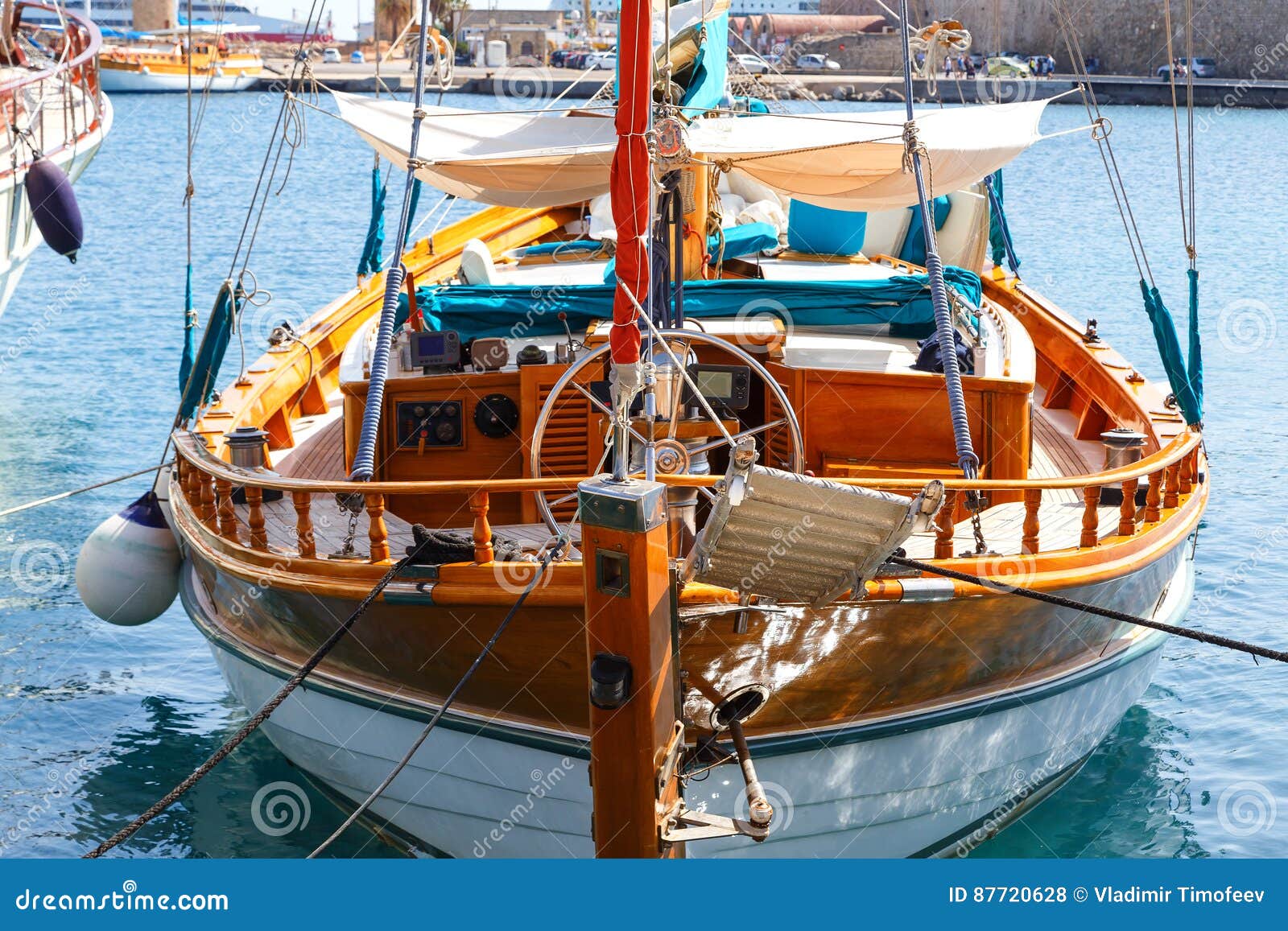 Vecchio Timone Di Legno in Dettaglio Della Barca a Vela Fotografia ...