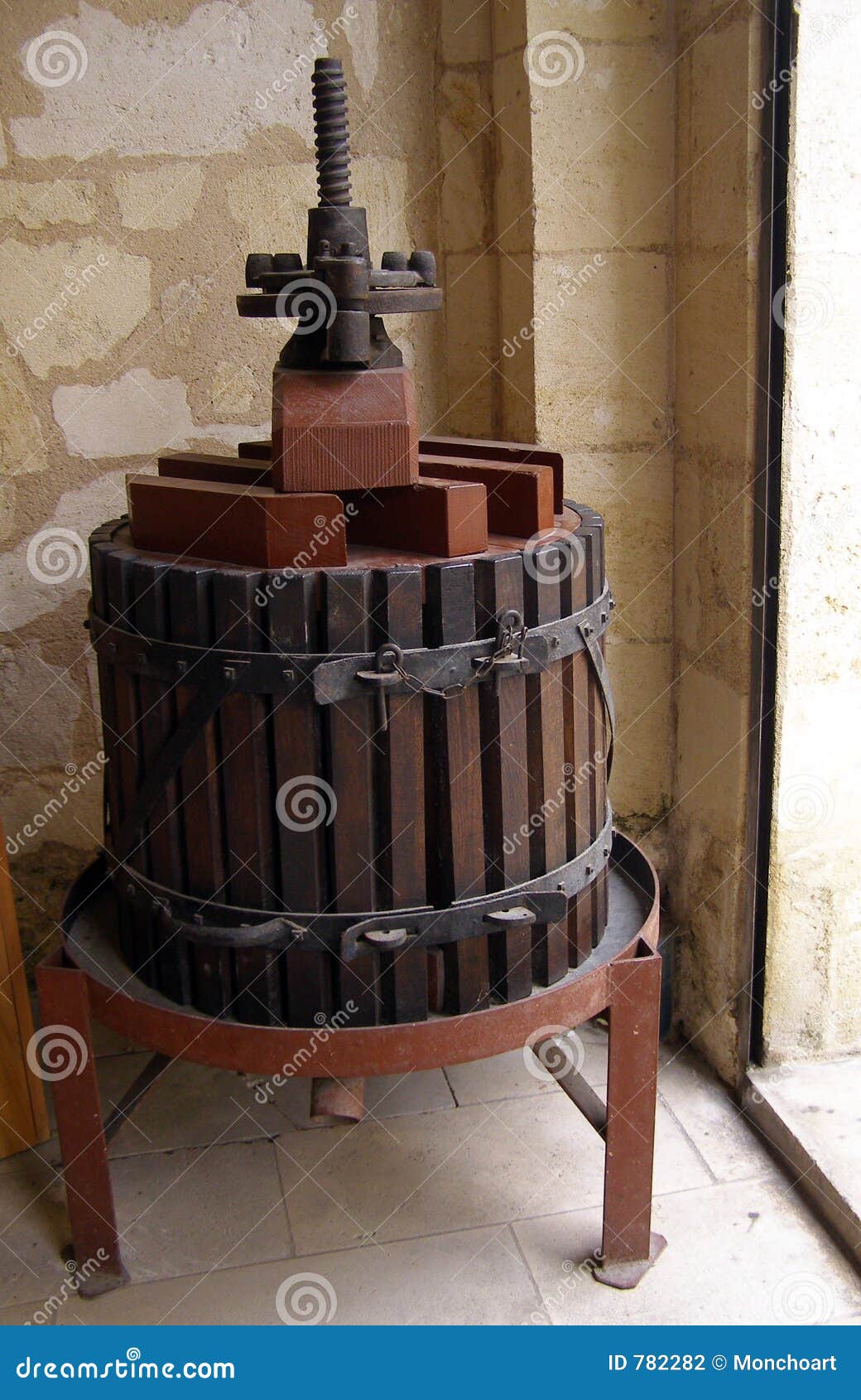 Vecchio torchio fotografia stock. Immagine di francia, legno - 782282