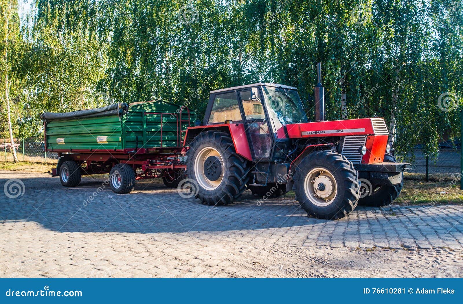 Vecchio Trattore Agricolo Con Il Rimorchio Fotografia Editoriale ...