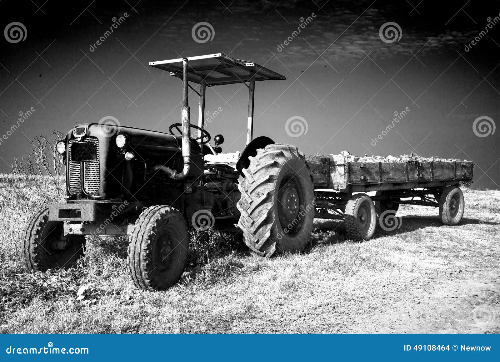 Vecchio Trattore Con Un Rimorchio Fotografia Stock - Immagine di ...
