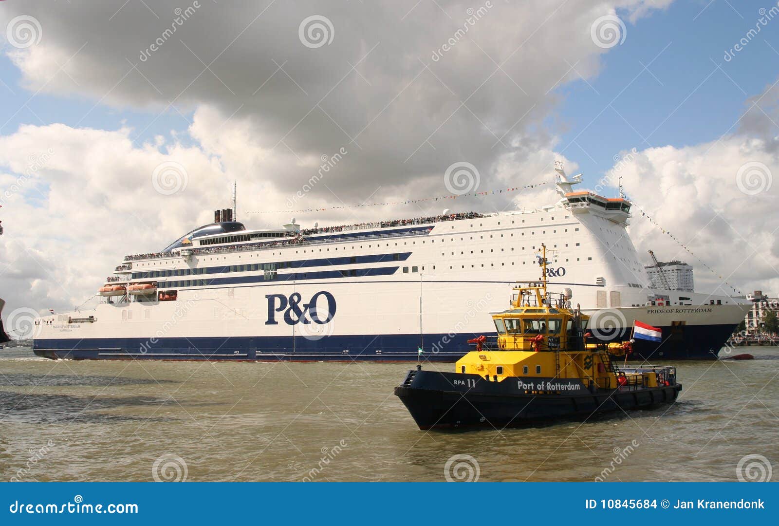 Veerboot en Sleepboot redactionele stock afbeelding. Image of water ...