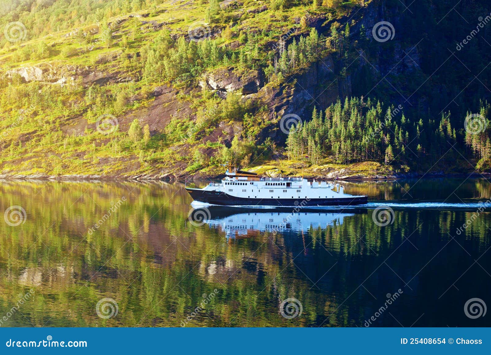 Veerboot in Noorwegen stock foto. Image of zonnig, overzees - 25408654