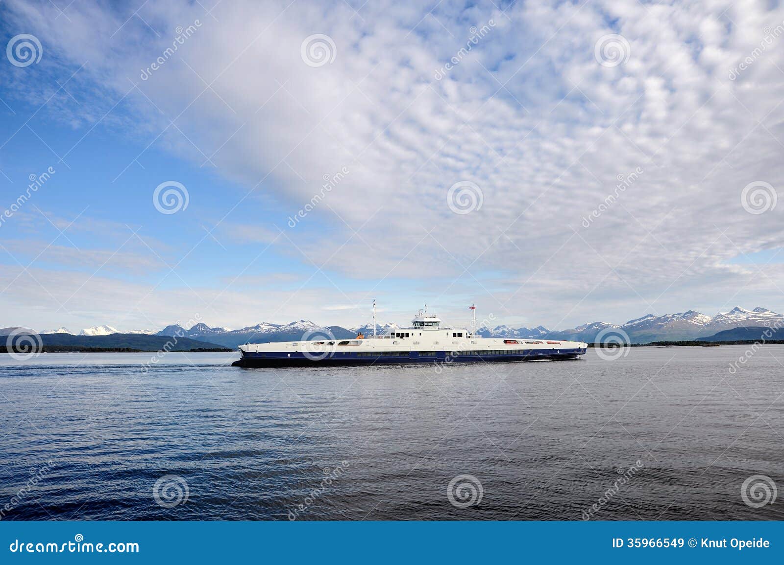 Veerboot op de fjord stock afbeelding. Image of hemel - 35966549